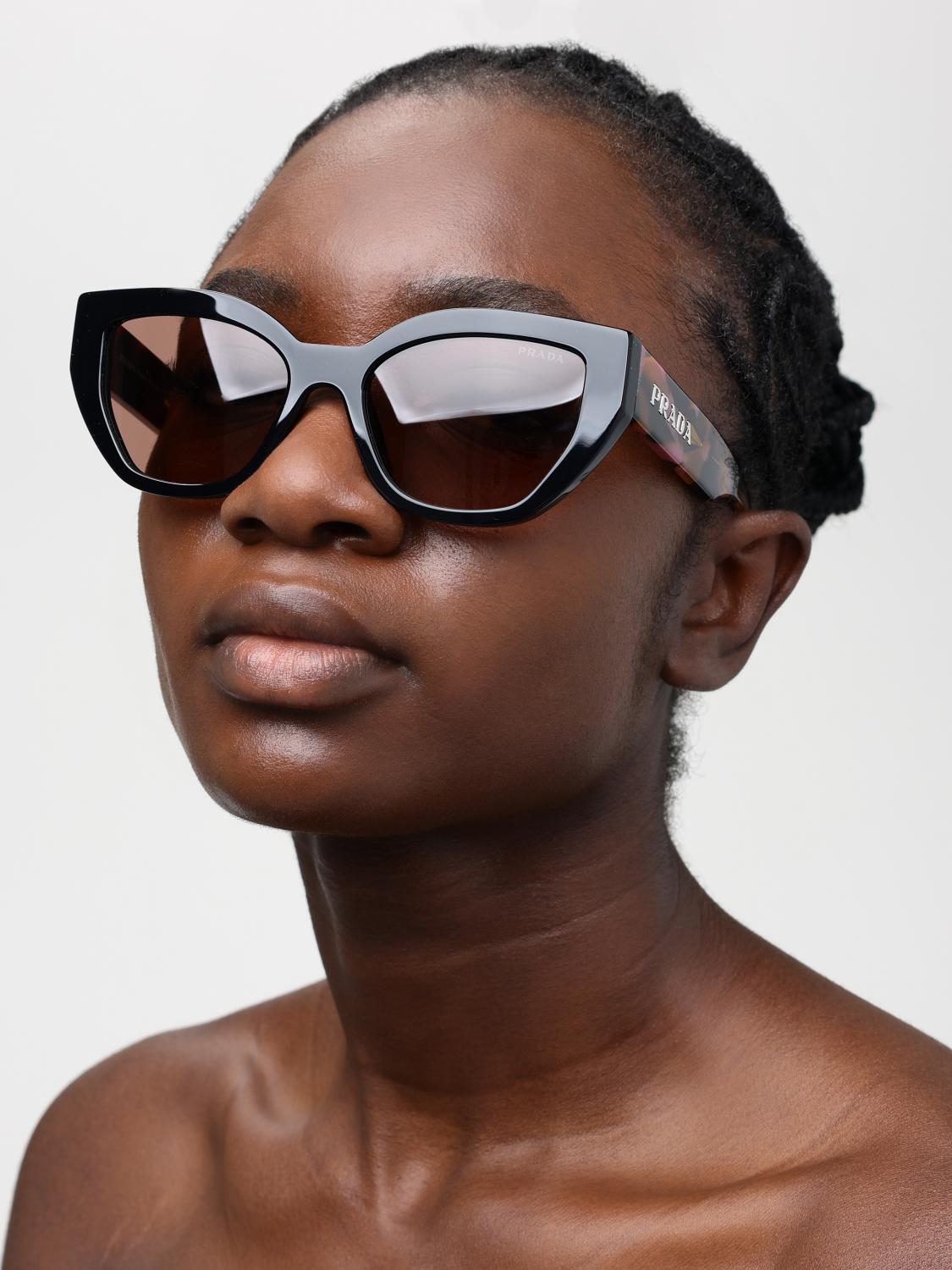 PRADA: Gafas de sol mujer , Negro | Gafas De Sol Prada SPR A09 en línea en GIGLIO.COM