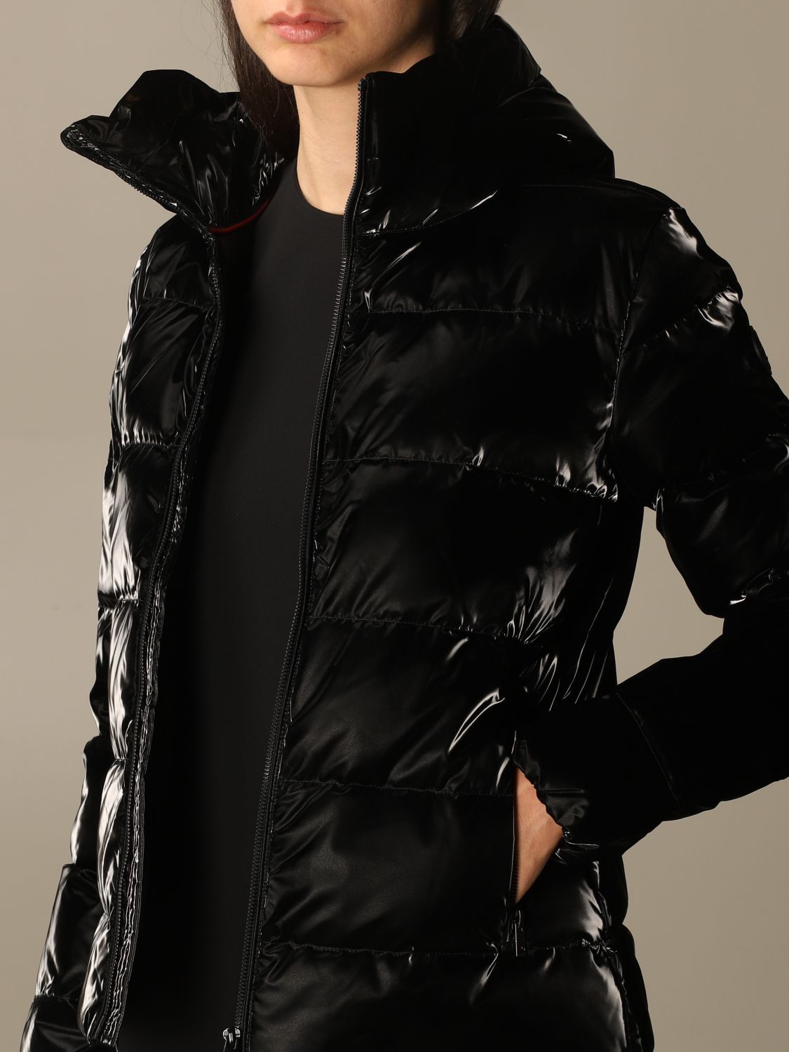 Museum Outlet: Arlette piumino nylon lucido corto con cappuccio ... Museum Outlet: Arlette piumino nylon lucido corto con cappuccio ...