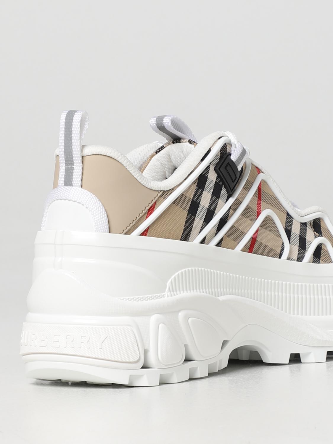 BURBERRY: Baskets homme - Beige | Baskets Burberry 8058324 en ligne sur GIGLIO.COM